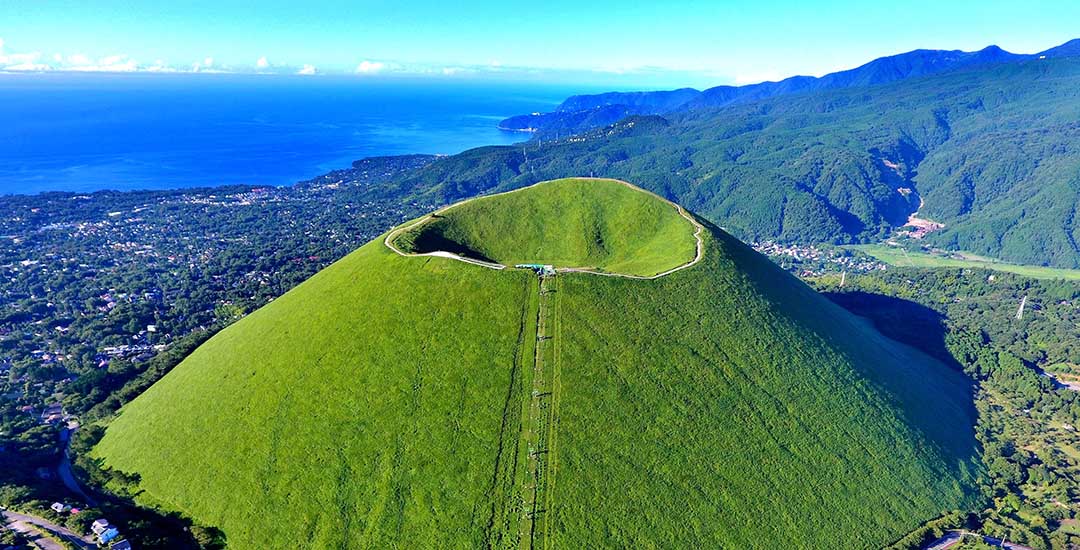 Witness the beautiful silhouette of Mt. Omuro, the symbol of Ito City ...